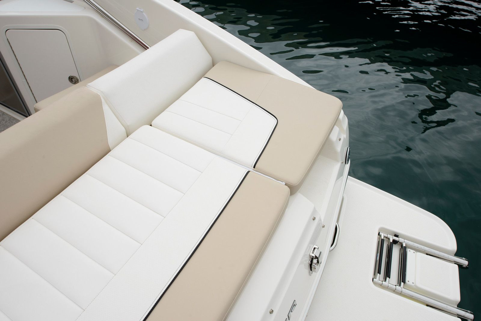 Bayliner 742 R CUDDY - Holland Sport Boat Centre