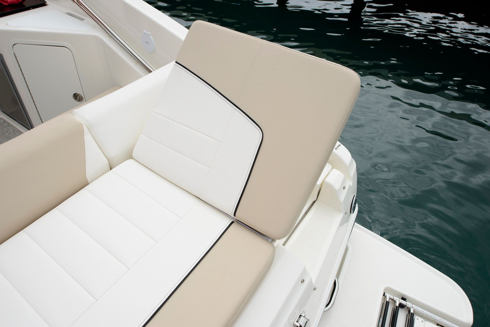 Bayliner 742 R CUDDY - Holland Sport Boat Centre